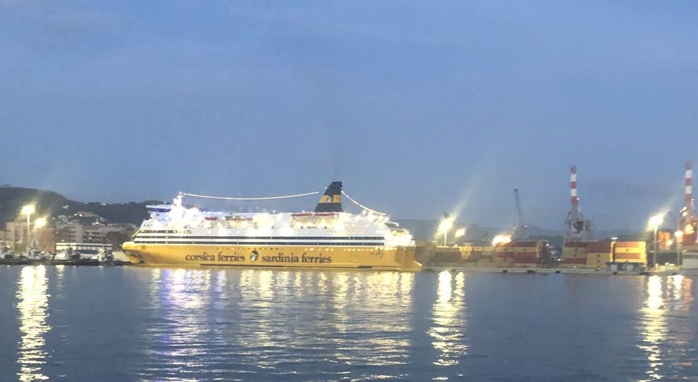 LA SPEZIA: SCALO DEL TRAGHETTO "MEGA SMERALDA" DI CORSICA SARDINIA FERRIES