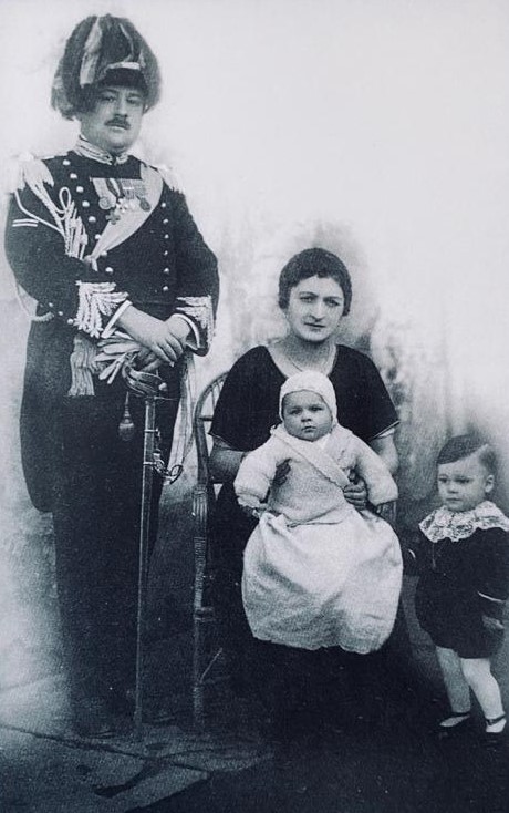 La strana uniforme di Carlo Alberto dalla Chiesa.