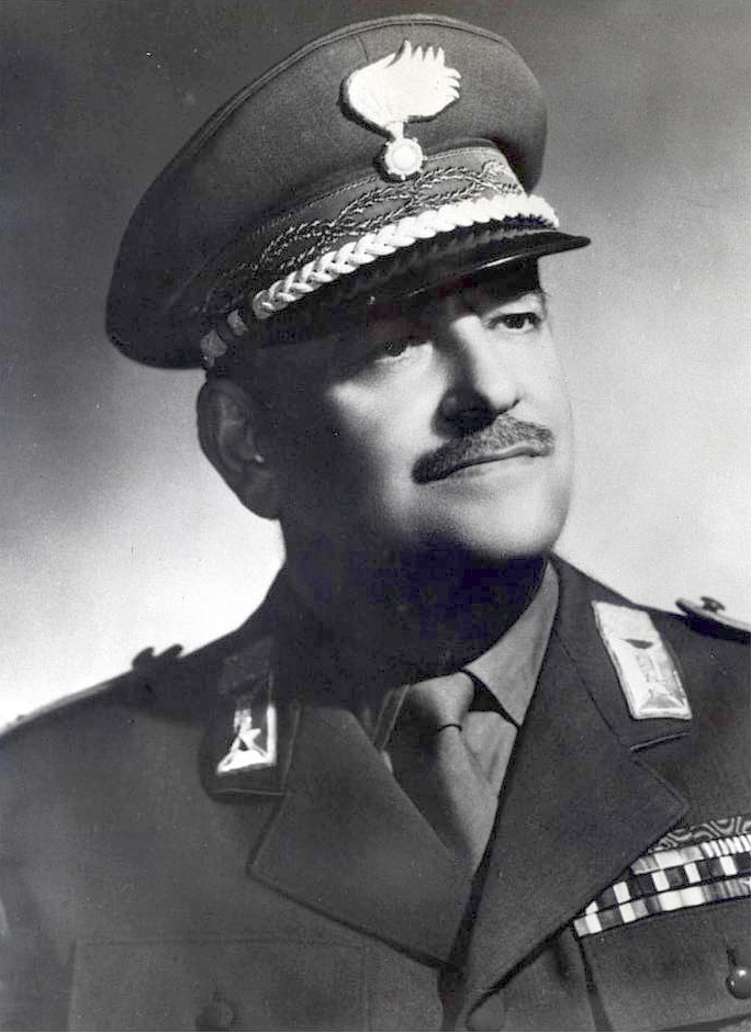 La strana uniforme di Carlo Alberto dalla Chiesa.