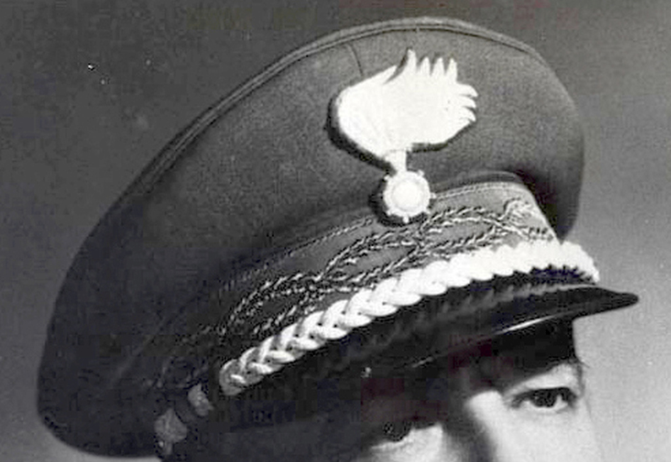 La strana uniforme di Carlo Alberto dalla Chiesa.