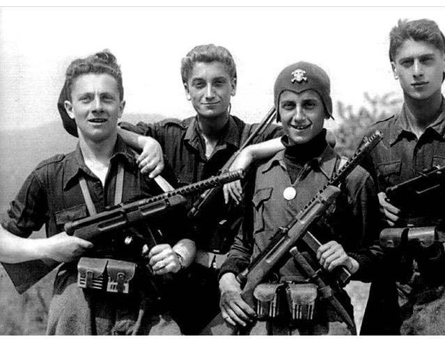 Strana cuffia fascista