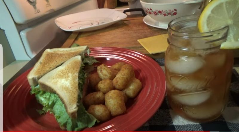 Moss Family Tv:Where the onions are always chunky and the food looks ...