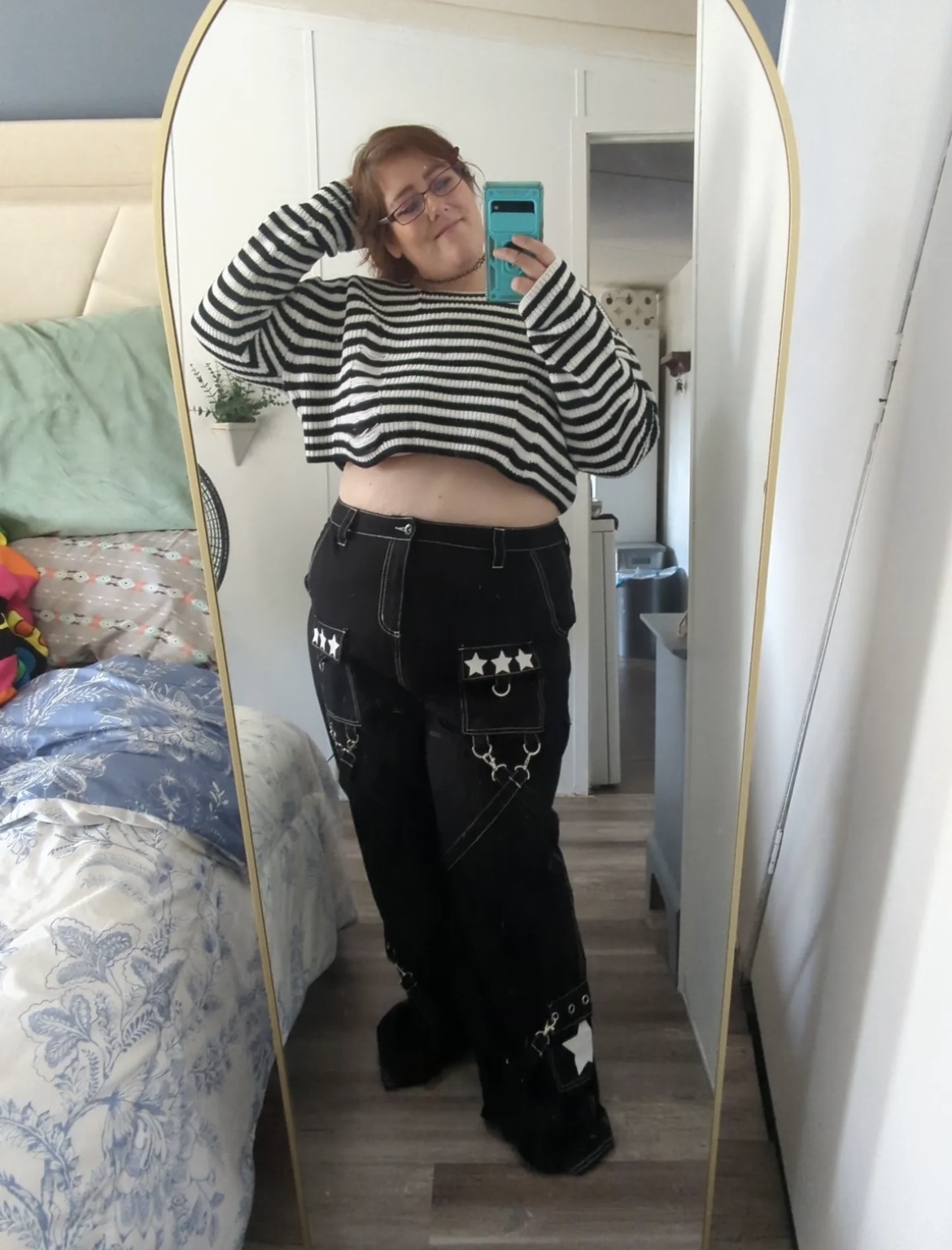 Looking like a frump while cleaning her dump, Kimi takes a social media ...