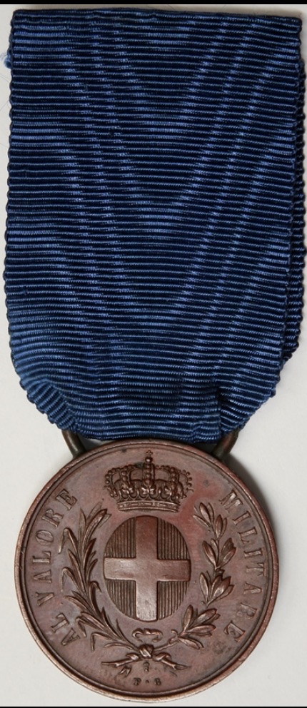La strana uniforme di Carlo Alberto dalla Chiesa.