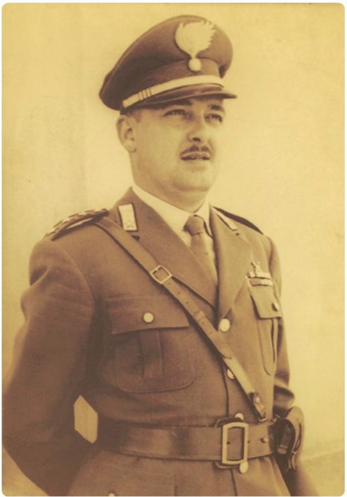 La strana uniforme di Carlo Alberto dalla Chiesa.