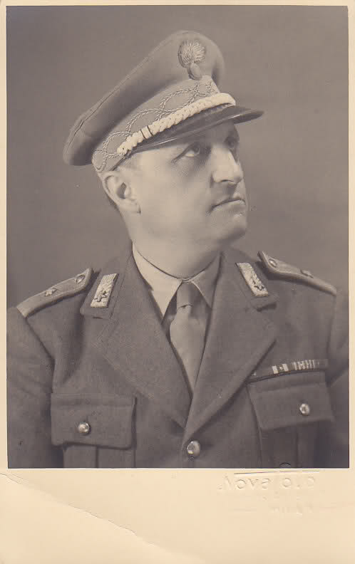 La strana uniforme di Carlo Alberto dalla Chiesa.