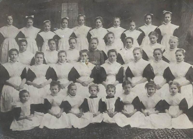 La divisa scolastica, quell’abito che ha segnato la storia