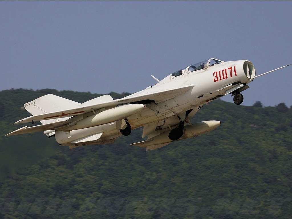 Un Shenyang JJ-6 in scala 1/72 -FINITO-