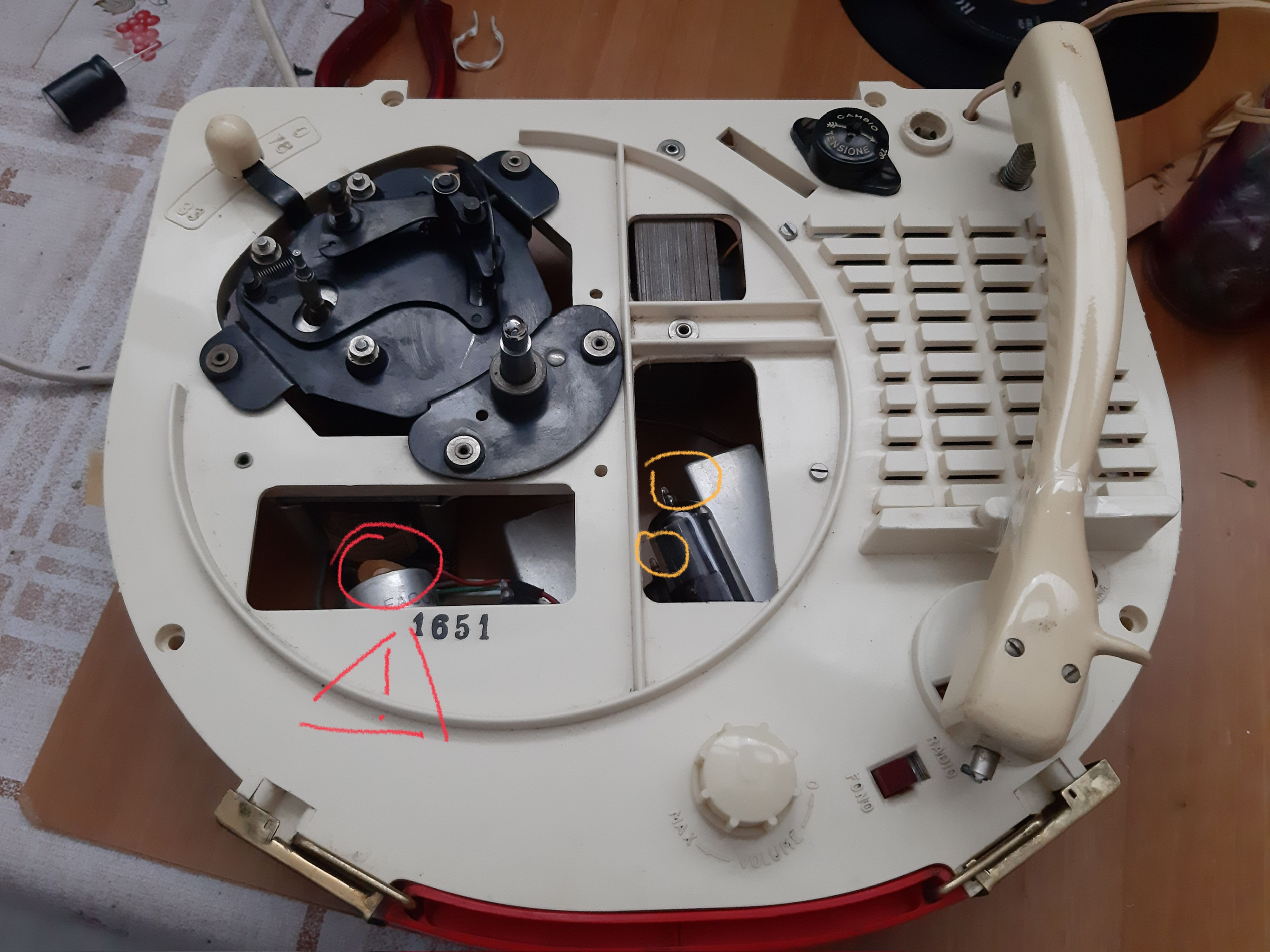 valigetta anonima, forte ronzio.