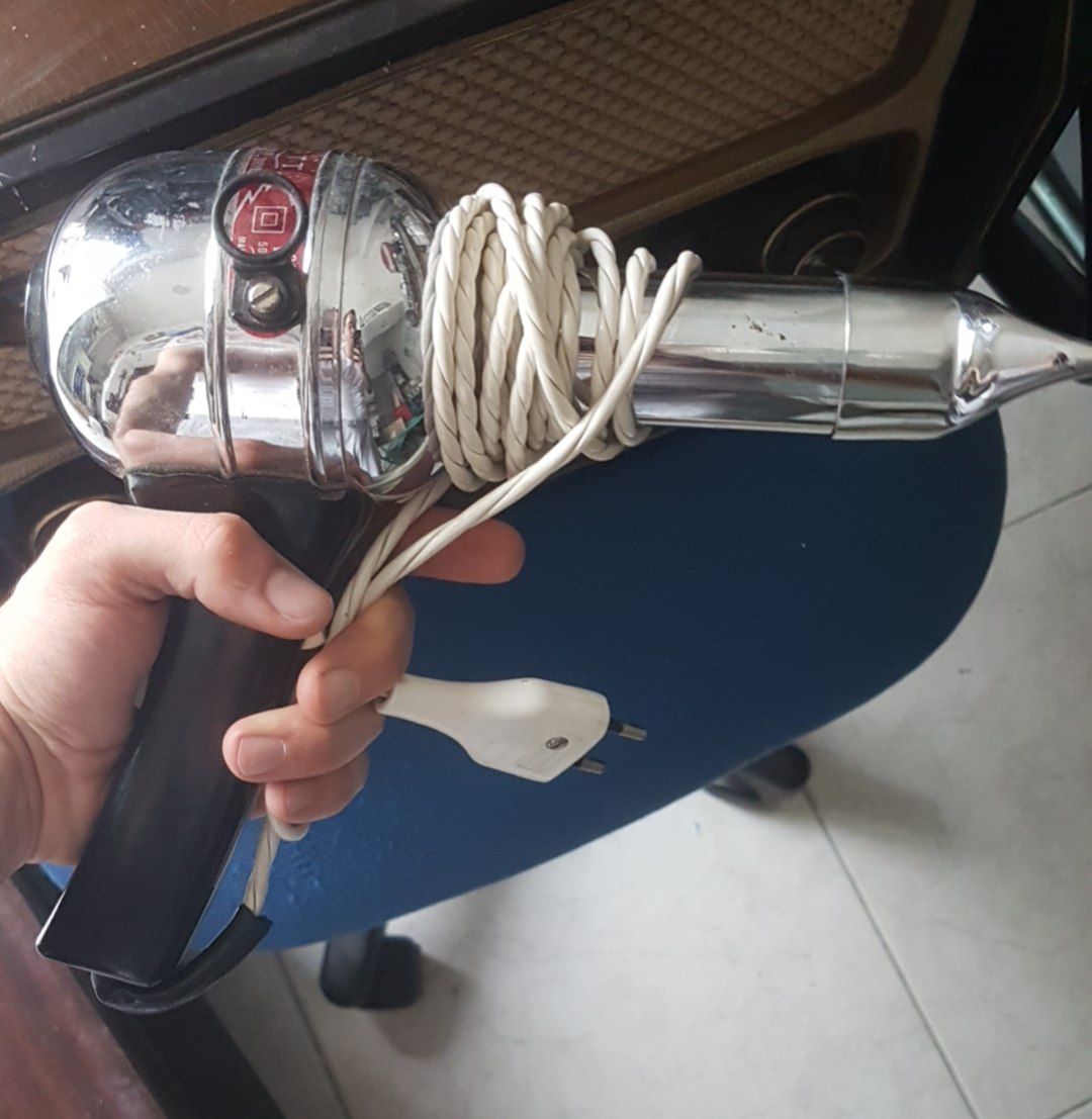 Vecchio phon con corpo in metallo, messa in sicurezza