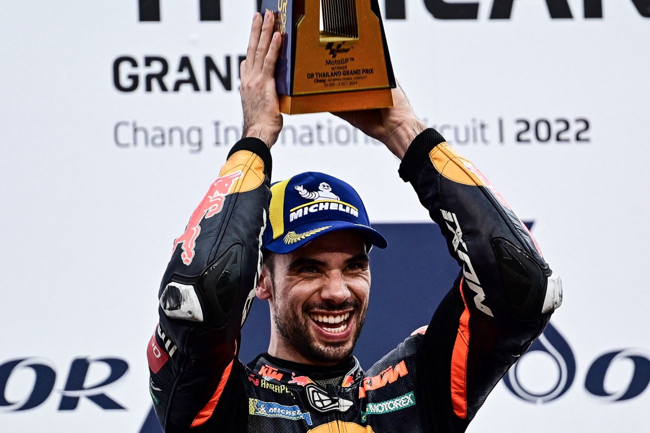 MotoGP Thailandia: Oliveira trionfa sul bagnato, Bagnaia accorcia su Quartararo (foto e video)