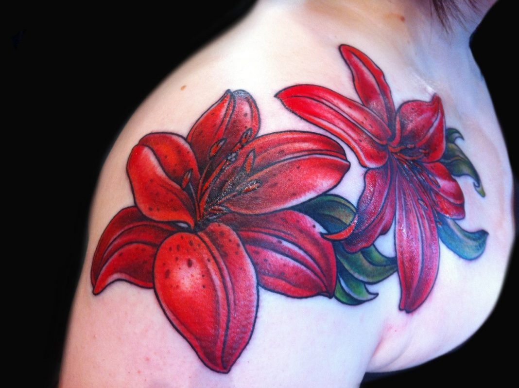 TATUAGGI CON GIGLIO: SIMBOLOGIA E SIGNIFICATO [FOTO]