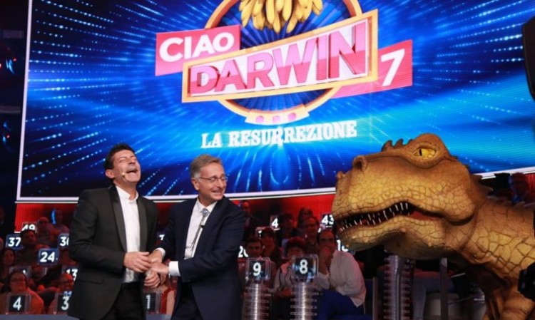 CIAO DARWIN 7, SETTIMA PUNTATA 29 APRILE 2016: STREAMING VIDEO, GIOVANI CONTRO MATURE