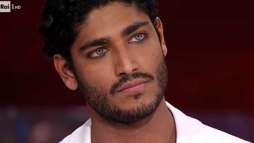 Akash Kumar, biografia del modello dagli occhi di ghiaccio