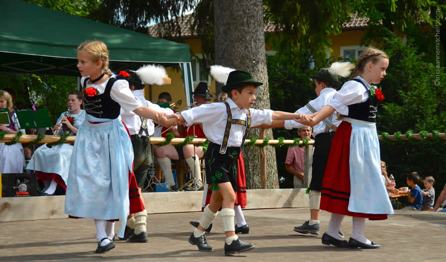 LA DANZA TIROLESE O SCHUHPLATTER