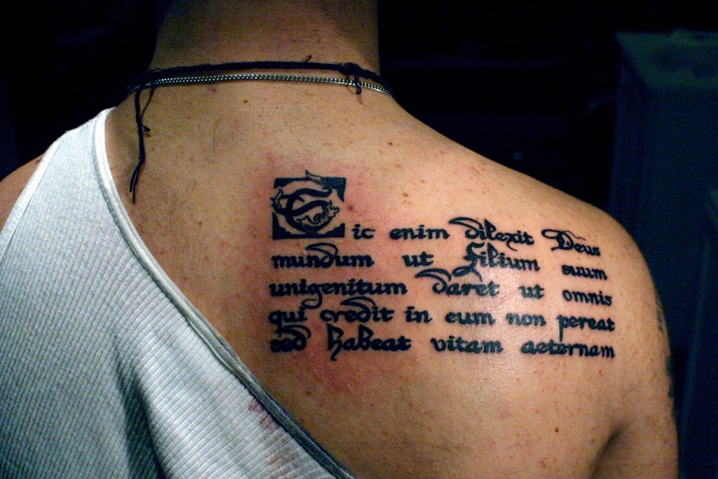 TATUAGGI CON FRASI: LE PROPOSTE PIÙ BELLE PER L’UOMO [FOTO]