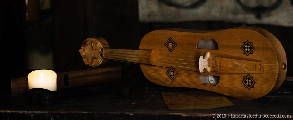 La viella: strumento musicale a corde del Medioevo.