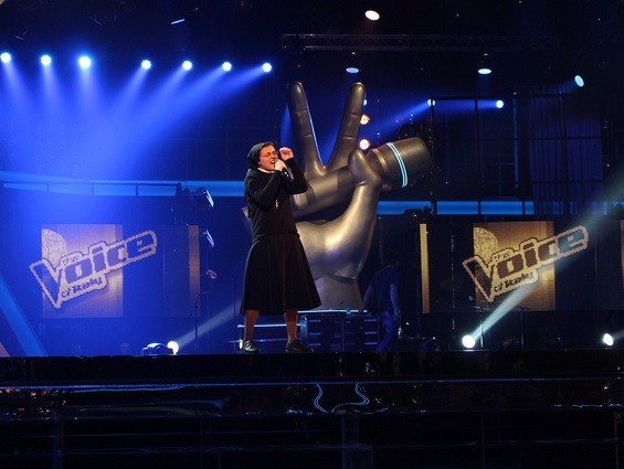 THE VOICE OF ITALY: TUTTI PAZZI PER SUOR CRISTINA (VIDEO E FOTO ESIBIZIONE)