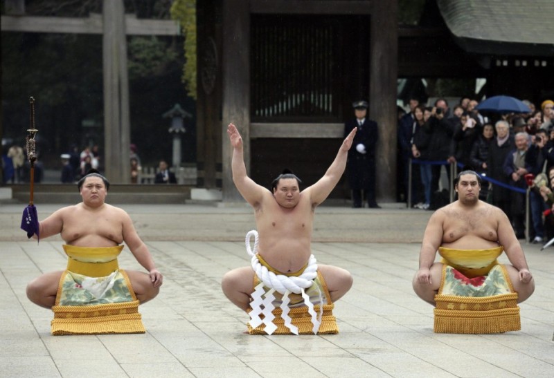 TOKIO: LOTTATORI DI SUMO FESTEGGIANO IL NUOVO ANNO [FOTO]