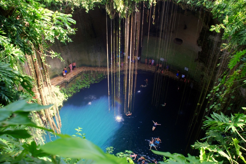 I CENOTE: SONO GROTTE CARSICHE CON LAGHI PROFONDI E CRISTALLINI
