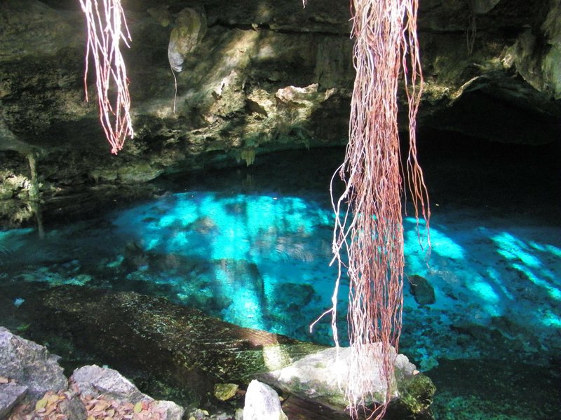 I CENOTE: SONO GROTTE CARSICHE CON LAGHI PROFONDI E CRISTALLINI