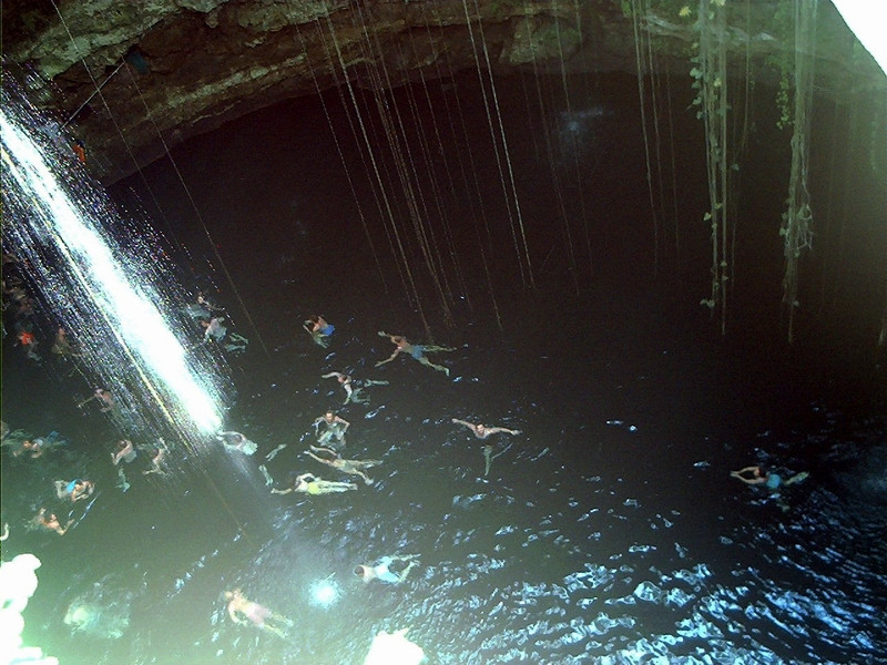 I CENOTE: SONO GROTTE CARSICHE CON LAGHI PROFONDI E CRISTALLINI