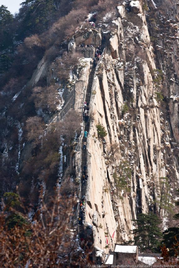 CINA: IL MONTE HUA, UNA DELLE CINQUE MONTAGNE SACRE DEL TAOISMO