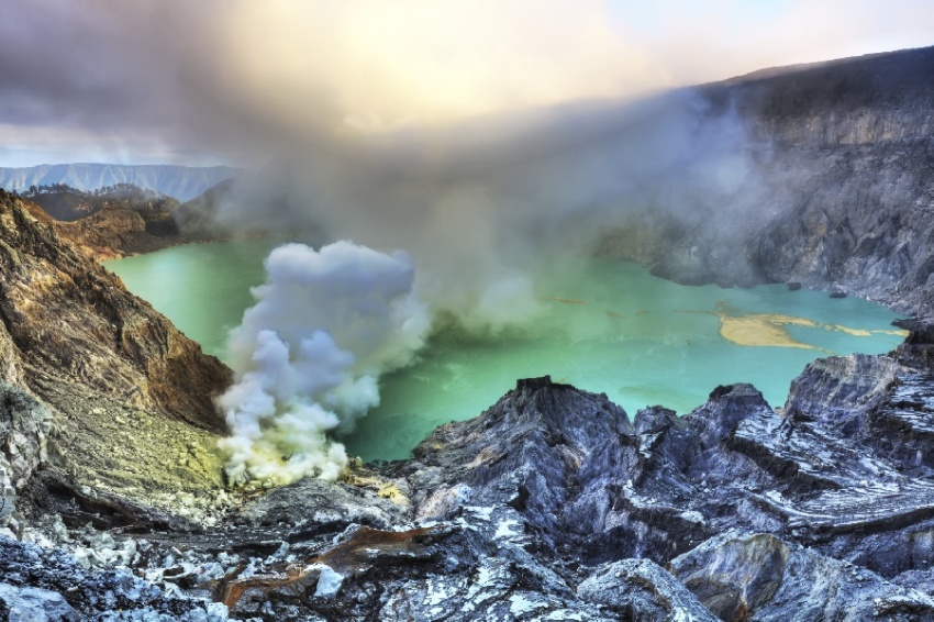 IL VULCANO KAWAH IJEN E LE SUE FIAMME BLU IN INDONESIA
