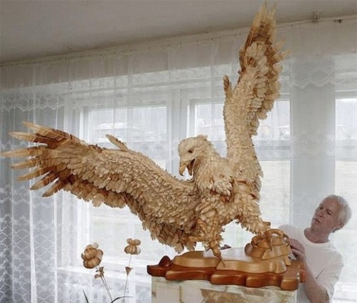 SERGEY BOBKOV: LO SCULTORE CHE CREA MERAVIGLIOSE SCULTURE CON GLI SCARTI DEL LEGNO [FOTO]