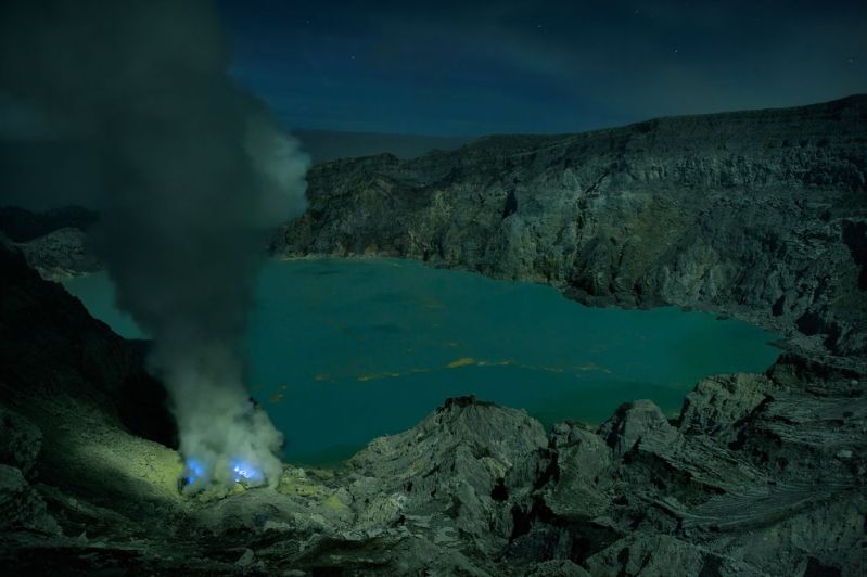 IL VULCANO KAWAH IJEN E LE SUE FIAMME BLU IN INDONESIA